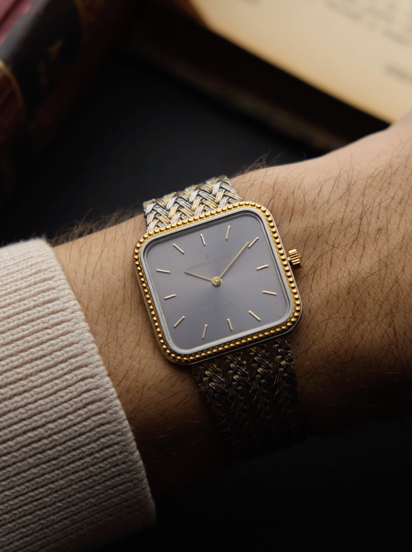 Universal Genève Square Elegance — Quartz com Caixa Dourada – Mr Chrono